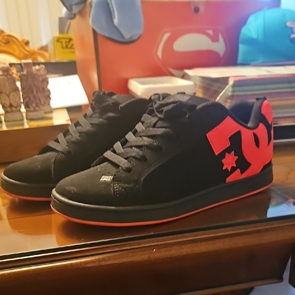 DC | Shoes | Dc Womens Black And Red Sneakers Sz 75 Great Condition ...
